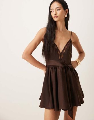 Bardot Natalia - Robe courte en satin &agrave; d&eacute;collet&eacute; plongeant bord&eacute; de dentelle avec ourlet fluide et d&eacute;tail ceinture - Chocolat fonc&eacute;-Brown