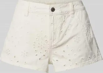 Gina Tricot Jeansshorts mit Lochstickerei und Eingrifftaschen