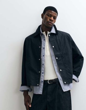 Arket kurze Jacke aus gewachster Baumwolle mit kontrastierendem Cordkragen in Schwarz
