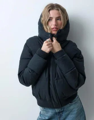 Hollister Oversize-Pufferjacke mit Kapuze in Schwarz