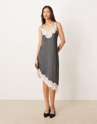Asos Robe courte asym&eacute;trique en satin avec fines bretelles et corsage en dentelle - Gris &agrave; rayures fines-Multicolore