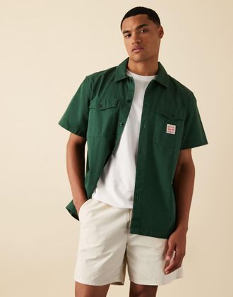 Levi's Workwear Capsule - Chemise fonctionnelle avec manches courtes et &eacute;tiquette logo - Vert fonc&eacute;