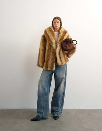 Topshop Faux-Fur-Mantel in mittlerer L&auml;nge in Braun