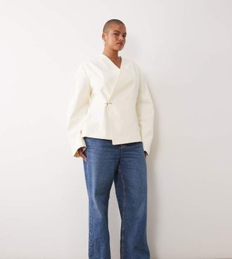 Asos Curve blazer cintr&eacute; &agrave; la taille avec d&eacute;tail m&eacute;tallis&eacute; en blanc hivernal
