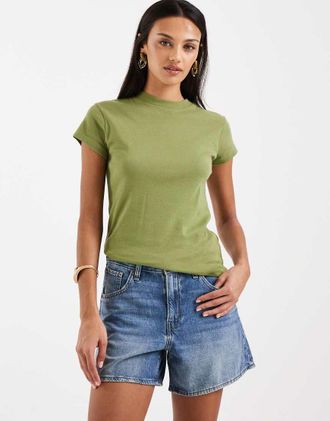 Levi's Mittellange Jeansshorts in Mittelblau mit verstellbarem Riegel am Bund