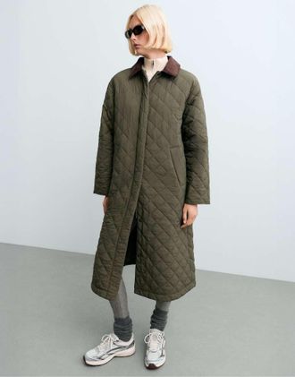 Oysho Fellex Jacke mit Kontrastkragen, lang und gepolstert, in Khaki-Gr&uuml;n
