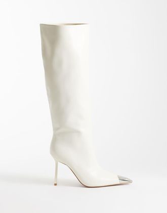 Public Desire Radiate - Kniehohe Stiefel in Creme mit Stiletto-Absatz und spitzer Metall-Zehenkappe-Neutral