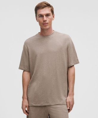 lululemon BeCalm Kurzarmshirt im Relaxed Fit f&uuml;r M&auml;nner - Gr&ouml;&szlig;e 2XL in Heathered Warm Ash Grey