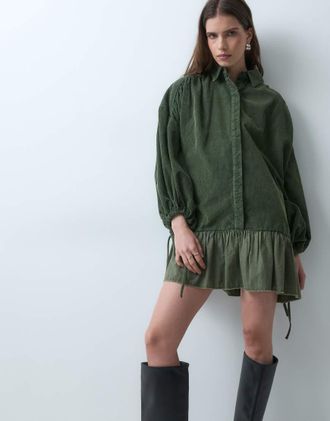 Asos hybrides Cord-Mini-Hemdblusenkleid mit Ballon&auml;rmeln und Voile-Saum in verwaschenem Olivgr&uuml;n