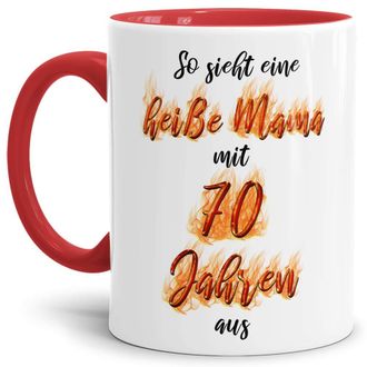 Tassendruck Tasse So sieht eine hei&szlig;e Mama mit 70 Jahren aus - Geschenk-idee/Familie/Mutter/Vater/Innen & Henkel Rot