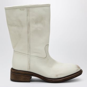 Prada Stiefel in Talkfarbe aus Leder mit Vintage-Effekt