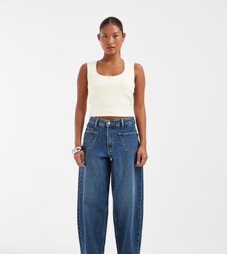 Vero Moda Petite Zelda High-Rise Barrel-Leg-Jeans mit Taschendetail in mittelblauem Denim