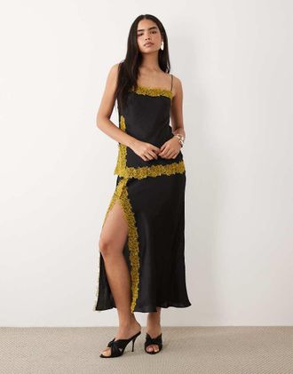 Asos Robe caraco longue en satin double &eacute;paisseur coup&eacute;e en biais avec appliqu&eacute;s en dentelle - Noir