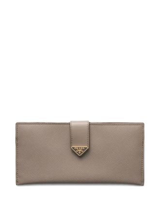 Prada grand portefeuille en cuir &agrave; plaque logo - Gris