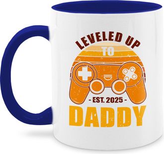 Shirtracer Tasse Tassen 325ml - Geschenk zum Vatertag - Leveled Up to Daddy Est 2025-325 ml - Dunkelblau - dad vatertagstasse vatertagsgeschenk papa 2024 kaffeet
