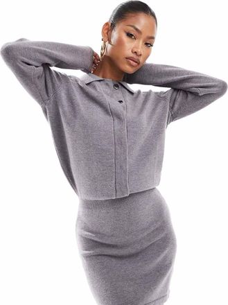 Aria Cove Figurbetontes Mini-Pulloverkleid aus Strick in Grau mit Kragendetail