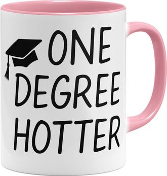 OM3 One Degree Hotter Kaffee-Tasse mit Spruch - Abschluss f&uuml;r Bachelor Master Studium Graduation - Gl&uuml;ckwunsch Diplom bestandene Pr&uuml;fung - Keramik Becher 