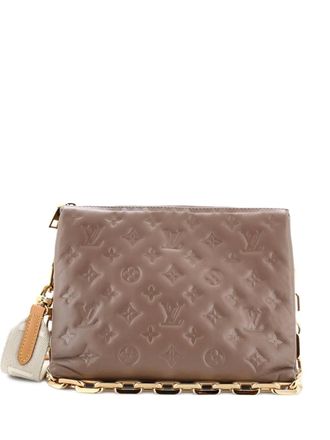 Louis Vuitton Coussin PM Umh&auml;ngetasche aus Lammleder mit Monogramm-Pr&auml;gung - Nude
