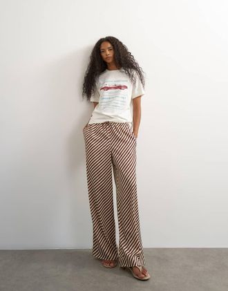 Topshop pantalon droit effet satin &agrave; rayures bordeaux-Rouge
