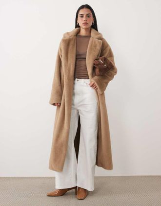4th & Reckless Mantel in Maxi-L&auml;nge mit geb&uuml;rstetem Faux-Fur-Kragen und Bindeg&uuml;rtel in Beige-Neutral