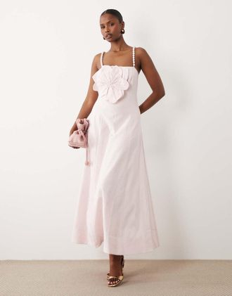 Forever New Robe mi-longue bouffante &agrave; bretelles fines et d&eacute;tail fleur oversize - Rose p&acirc;le