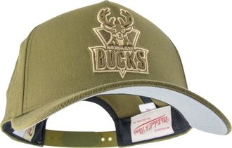 Mitchell & Ness NBA Fashion Basic Pro Snapback Basecap HWC - Milwaukee Bucks, Olive
