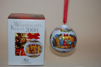 Hutschenreuther Weihnachtskugel 2000, Baumschmuck, Baumanh&auml;nger, Baumkugel, Anh&auml;nger, Weihnachten, Porzellankugel