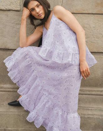 NA-KD Robe longue en organza imprim&eacute;e &agrave; col V et volants-VIOLET