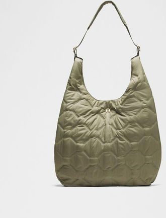 lululemon Quilty Pleasures Schultertasche 14 L - Größe 4 l in Bay Leaf