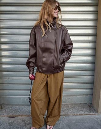 NA-KD veste en imitation cuir &agrave; col montant marron