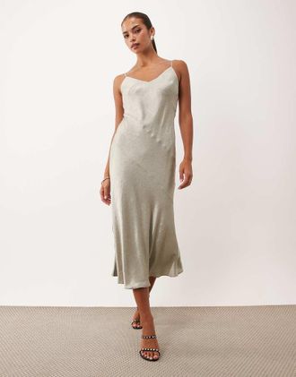 Nobody's Child robe midi nuisette &agrave; fines bretelles et col V en satin argent&eacute;e