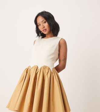 Never Fully Dressed Petite - Kontrastierendes Minikleid in Camel mit abfallendem Saum-Neutral
