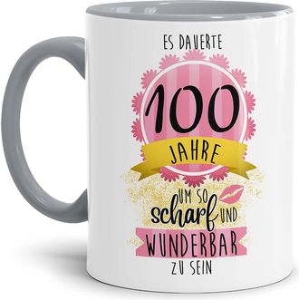 Tassendruck Tasse zum Geburtstag mit Spruch - Es dauerte 100 Jahre um so scharf und wunderbar zu sein - Geburtstagsgeschenk für Frauen, Keramiktasse Innen & Henke