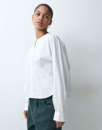 Arket lang&auml;rmlige Bluse in Wei&szlig;