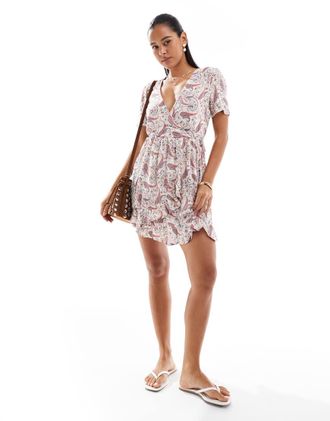 Superdry Robe portefeuille courte &agrave; manches courtes et imprim&eacute; cachemire boh&egrave;me - Cr&egrave;me-Blanc