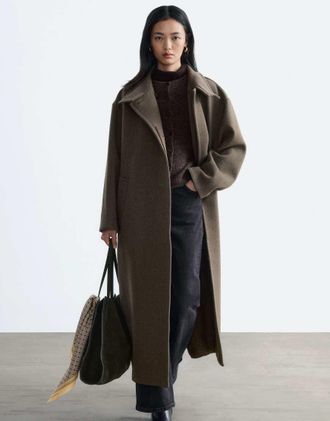 & Other Stories manteau long riche en laine &agrave; col chemin&eacute;e en serg&eacute; marron