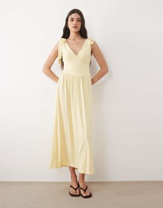 Nobody's Child Addison - Midikleid aus Viskose in Gelb mit Schleifendetail und V-Ausschnitt