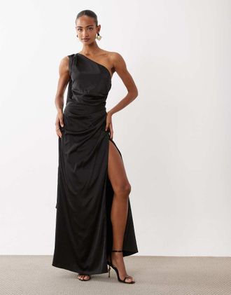 Tfnc Satin-Maxikleid in Schwarz mit One-Shoulder-Tr&auml;ger, drapierter R&uuml;ckseite und Schlitz