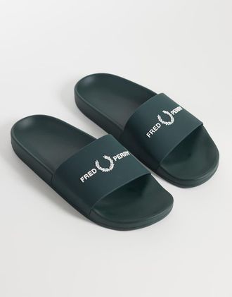Fred Perry Slider in Gr&uuml;n mit Logo