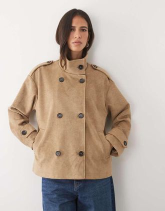 Pretty Lavish kurzer Trenchcoat aus Kunstvelours mit hohem Kragen in Beige-Wei&szlig;