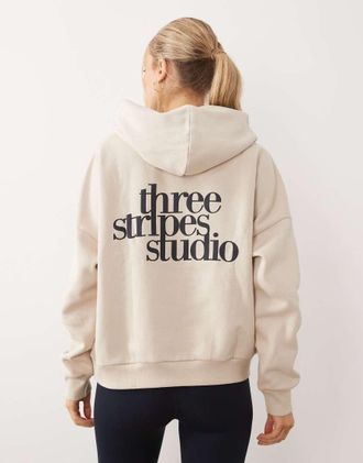 adidas adidas Sportswear - Three Stripes Studios - Kapuzenpullover in Steinbeige und Marineblau-Wei&szlig;