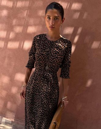 Never Fully Dressed Gaia Plissee-Maxikleid mit kurzen &Auml;rmeln, Bindedetail und Leopardenmuster-Braun