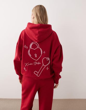 KAIIA Studio - Oversize-Kapuzenpullover mit hohem Baumwollanteil in Rot und Rosa mit Schloss- und Schl&uuml;ssel-Stickerei auf dem R&uuml;cken, Kombiteil-Bunt