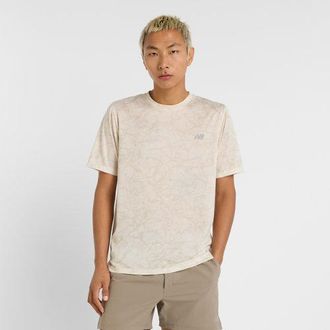 New Balance Herren Athletics Printed T-Shirt in Beige, Poly-Strick, Größe XL