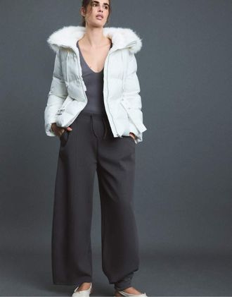 Stradivarius wattierte Jacke mit G&uuml;rtel und Kapuze in Ecru-Wei&szlig;