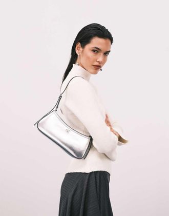 Calvin Klein Kleine Hand- und Schultertasche mit Metalllogo in Metallic-Silber