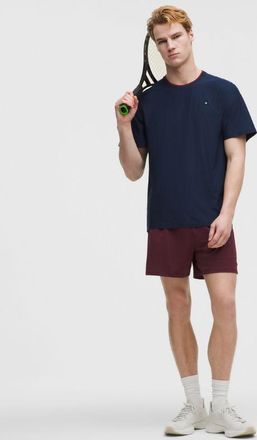 lululemon Tennisshorts mit Mesheins&auml;tzen f&uuml;r M&auml;nner - 13 cm - Gr&ouml;&szlig;e 2XL in Burgundy Bay