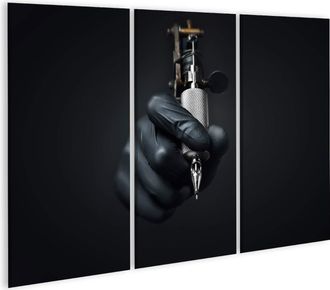 Islandburner Bild Bilder auf Leinwand Tattoo-Künstler hält Tattoo-Maschine auf dunklem Hintergrund, Maschine für ein Tattoo-Konzept Wandbild, Poster, Leinwandbild 