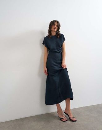 Topshop Robe longue effet froiss&eacute; &agrave; &eacute;paules tombantes et taille blousante - Bleu marine-Pas de couleur