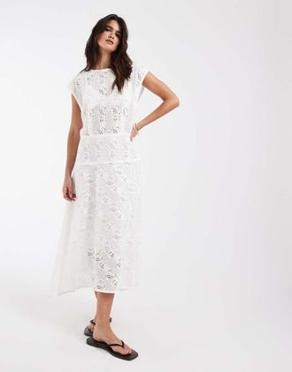 & Other Stories robe midi en dentelle avec jupe trap&egrave;ze blanche